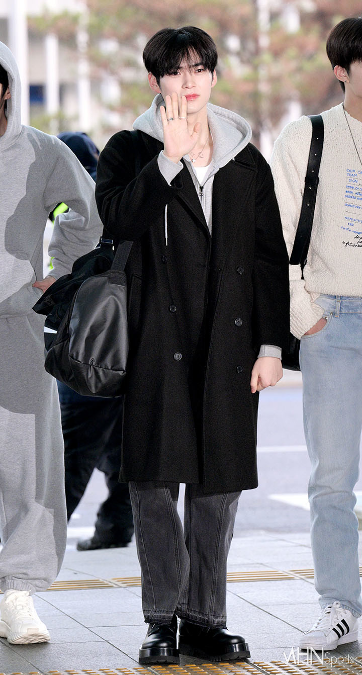 ZB1 SUNGHANBIN's a Casual But Stylish Airport Outfit [Ms Album]