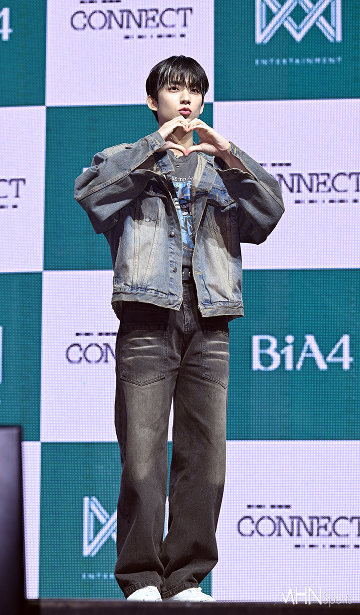 [Ms포토] B1A4 공찬 '청청 패션도 완벽 소화'