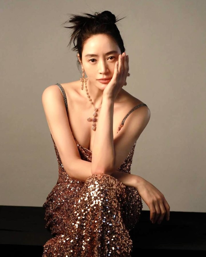 Kim Hyesoo Exudes Her Alluring Charm in the New Year [Magazine]