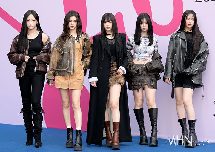 All Eyes on 'NewJeans' at 2024 F/W Seoul Fashion Week [mhn Album]