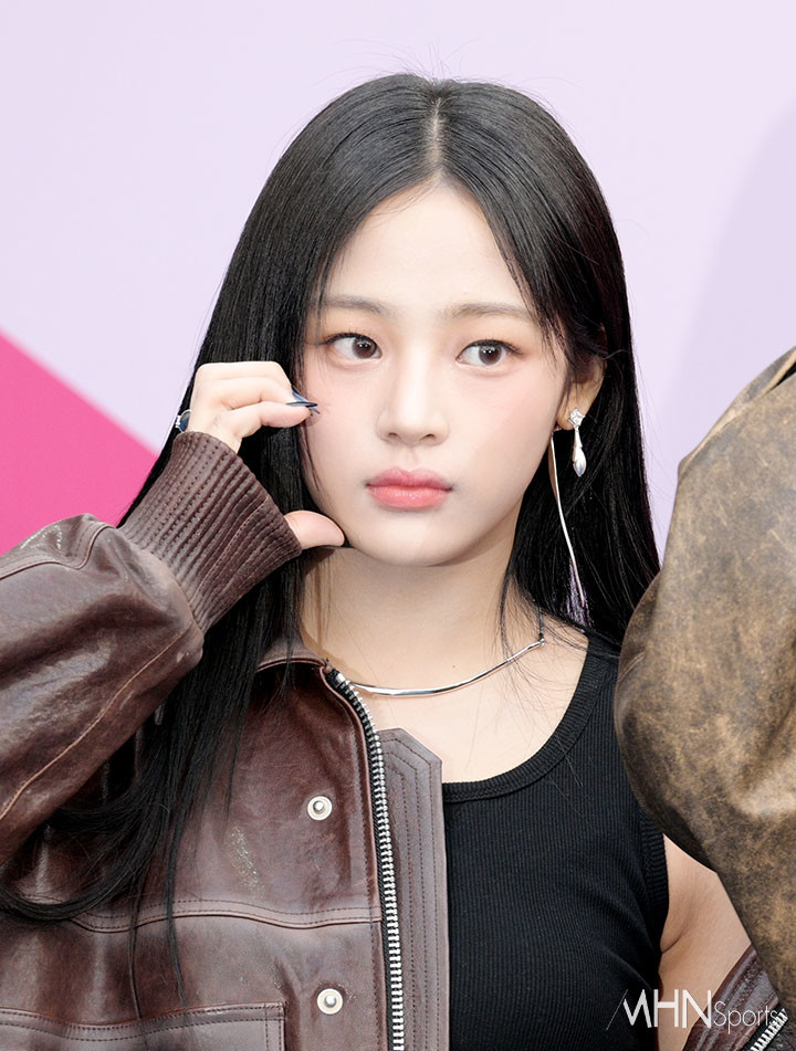 All Eyes on 'NewJeans' at 2024 F/W Seoul Fashion Week [mhn Album]