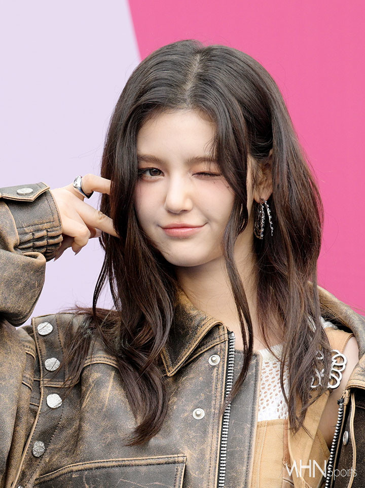 All Eyes on 'NewJeans' at 2024 F/W Seoul Fashion Week [mhn Album]