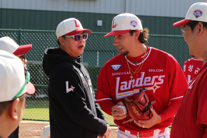 첫 피칭+80% 힘인데 '151km 쾅!' SSG 더거, "완성도 높은 투수" 극찬