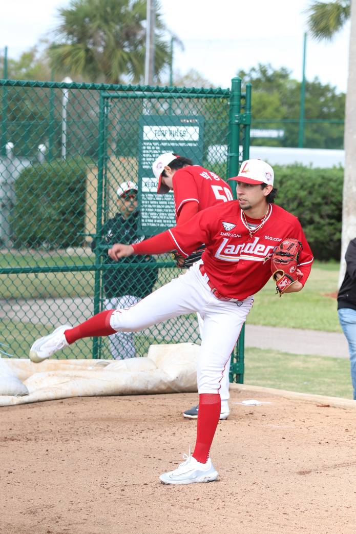 첫 피칭+80% 힘인데 '151km 쾅!' SSG 더거, "완성도 높은 투수" 극찬