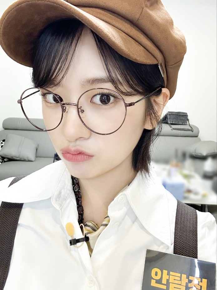 승무원복 입은 안유진 '아이브 안유진, "함께할 수 있어 행복"