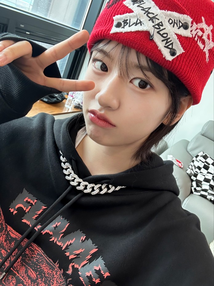 승무원복 입은 안유진 '아이브 안유진, "함께할 수 있어 행복"