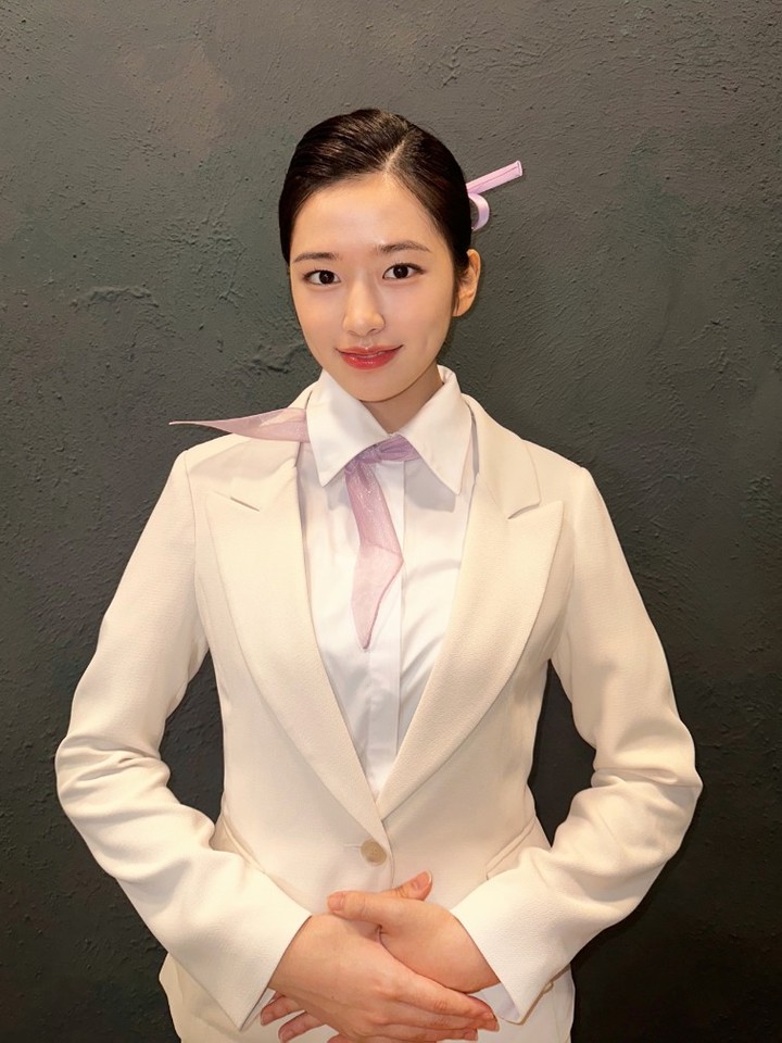 승무원복 입은 안유진 '아이브 안유진, "함께할 수 있어 행복"