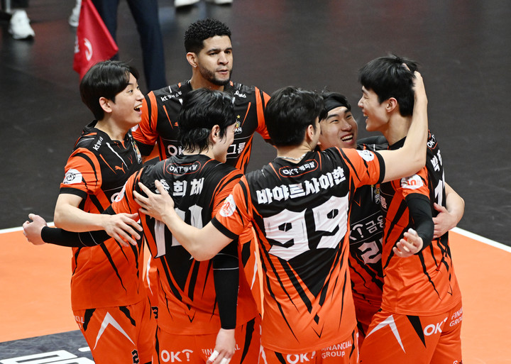 '1,2위 격파+ 3위 쐐기' 승장 오기노의 미소 "레오 반대 사용한게 주효"