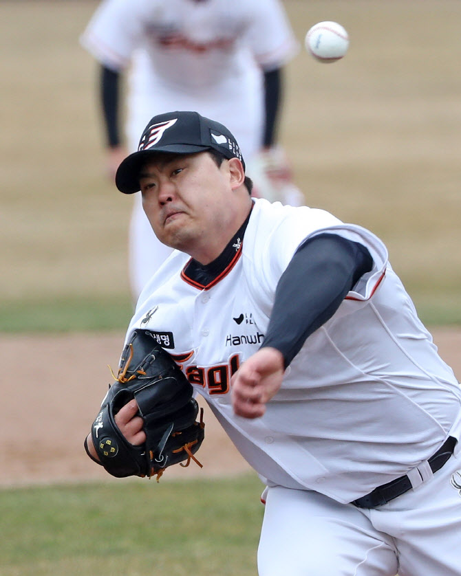 '아찔 부상' 위험도 이겨낸 류현진, 4이닝 1실점 호투 최고구속 '148km 쾅!'