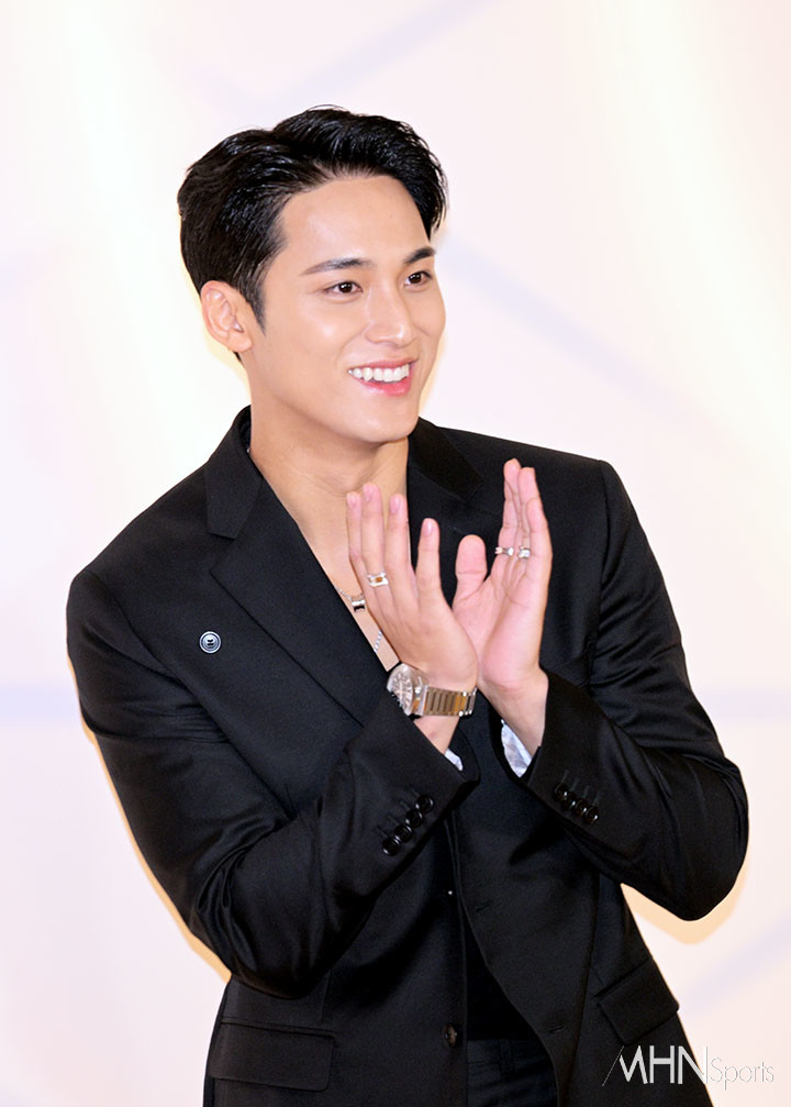 Seventeen Mingyu Shows off Striking Visuals [mhn album]