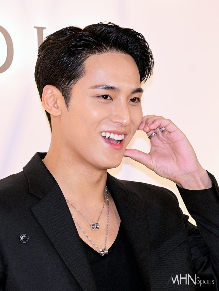 Seventeen Mingyu Shows off Striking Visuals [mhn album]