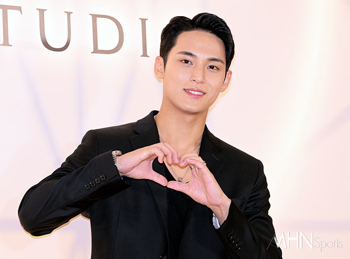 Seventeen Mingyu Shows off Striking Visuals [mhn album]