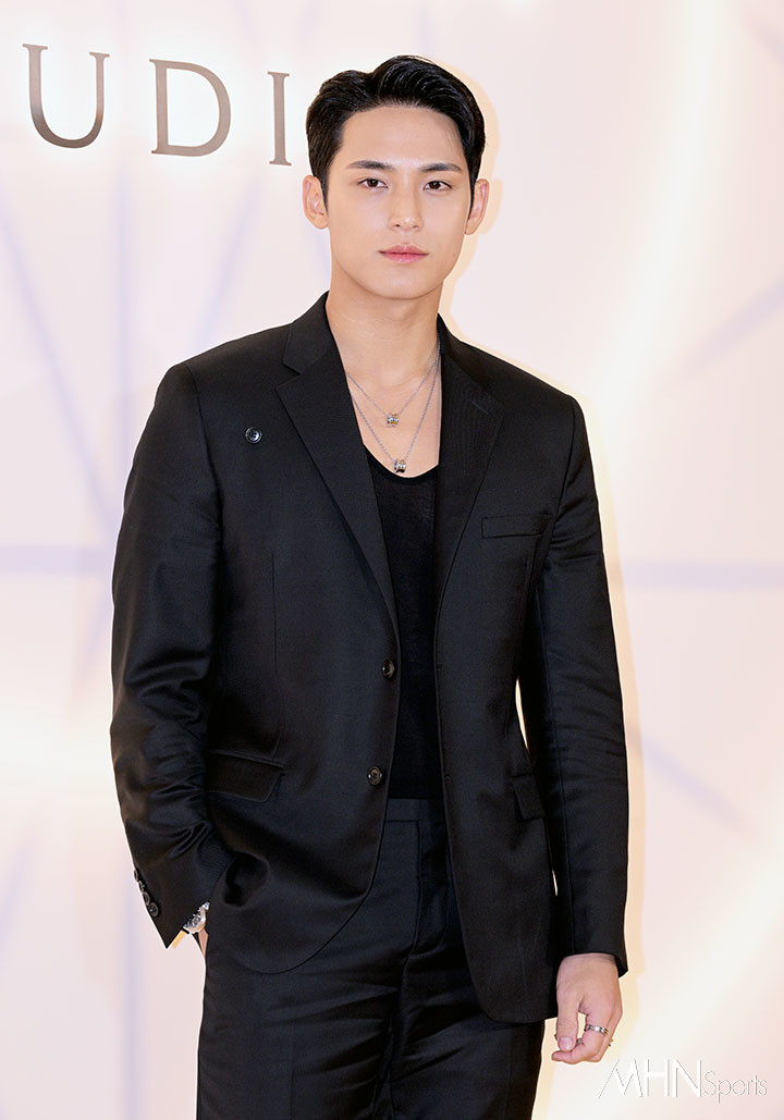 Seventeen Mingyu Shows off Striking Visuals [mhn album]