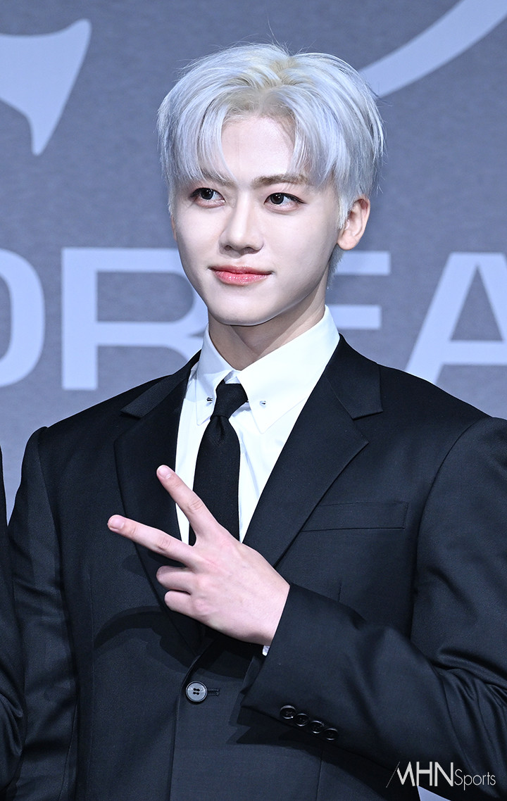 NCT Dream Jaemin Shines in Silver Hair and Black Suit…Breathtaking Visuals