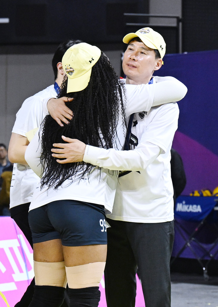 23-24시즌 파이널은 외인밭? 강성형 감독만 '한국의 태양'