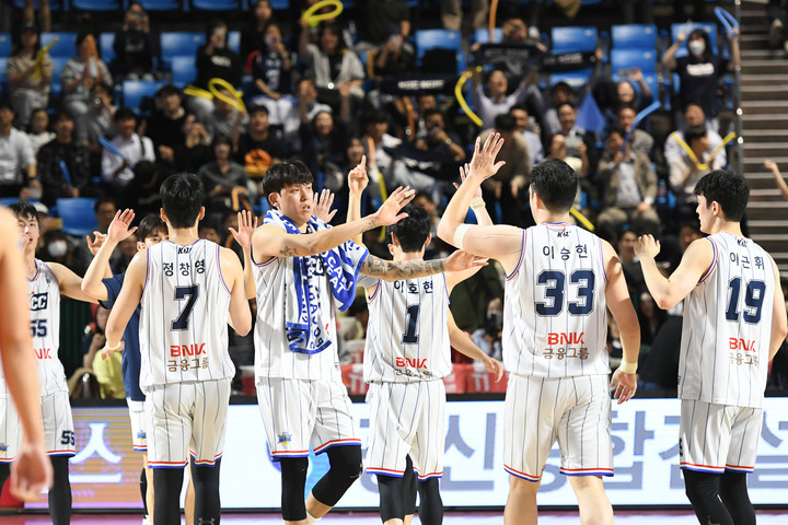 '단기전 슈퍼팀' KCC, PO 1차전서 SK에 18점차 완승...92.3% 4강 진출 확률 잡았다