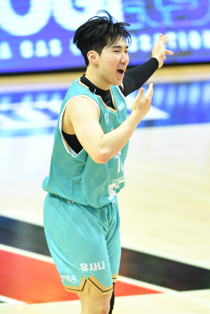 '문정현 결승 3점포' KT, 현대모비스에 93-90 진땀승...6강 PO 1차전서 기선제압