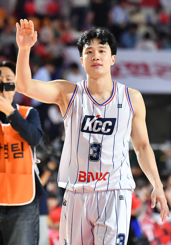 '슈퍼팀' KCC, SK에 99-72 완승! 4강 진출 100% 확률 잡았다...SK는 벼랑 끝