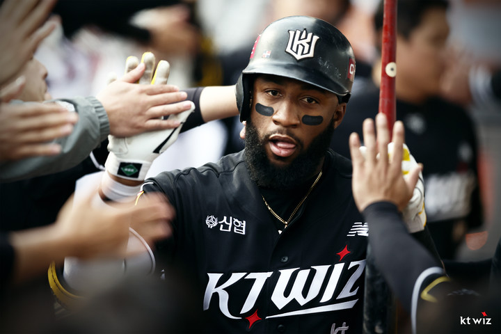 비거리 무려 130m '초대형 홈런' 로하스 시즌 5호포 작렬, 3-1 다시 앞서가는 kt [잠실에서mhn]