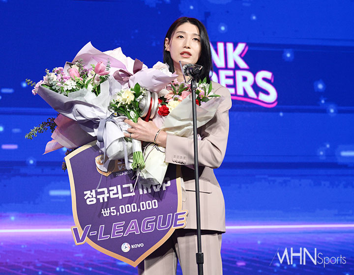 [V-시상식] MVP 수상한 김연경, 현역 연장 선언! "한 시즌 더 도전하겠다"