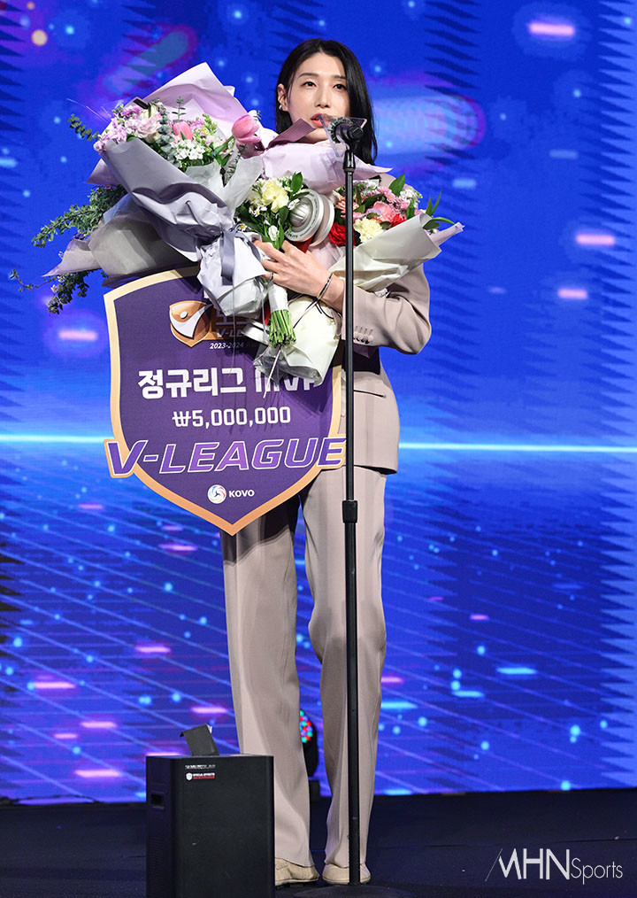 [V-시상식] MVP 수상한 김연경, 현역 연장 선언! "한 시즌 더 도전하겠다"