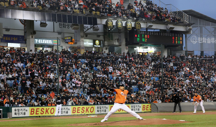 '팬들에게 감사하단 말 밖에' KBO리그, 70경기 만에 100만 관중 돌파