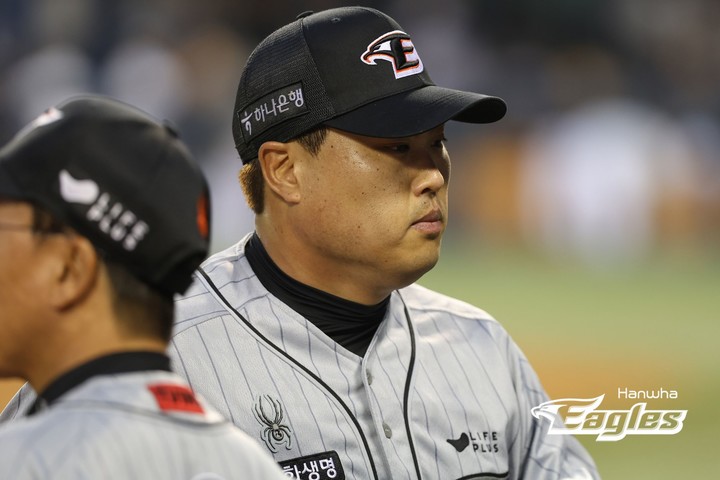 류현진이 '5연패 탈출’ 그려낸 감동 시나리오! 6이닝 무실점 8K, 4,216일 만에 복귀 첫 승+안치홍 2타점 대활약, 한화 3-0 승리 [잠실에서mhn]