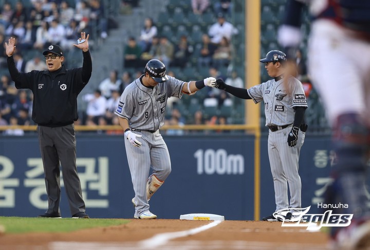 류현진이 '5연패 탈출’ 그려낸 감동 시나리오! 6이닝 무실점 8K, 4,216일 만에 복귀 첫 승+안치홍 2타점 대활약, 한화 3-0 승리 [잠실에서mhn]