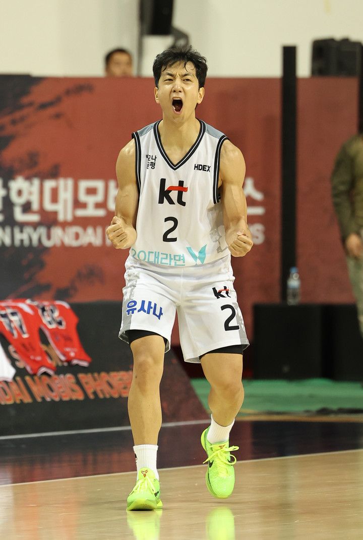 '허훈-배스 55점 폭격' KT, 현대모비스 꺾고 두 시즌만에 4강 PO 진출...LG와 격돌