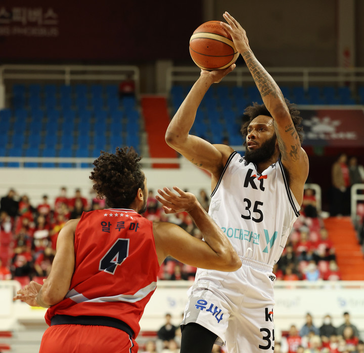 '허훈-배스 55점 폭격' KT, 현대모비스 꺾고 두 시즌만에 4강 PO 진출...LG와 격돌