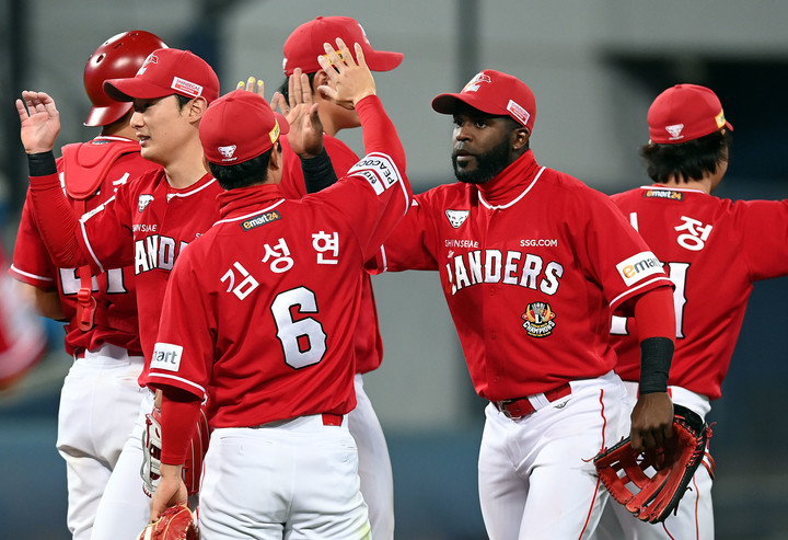 '7:3→11:3→11:8' kt 막판 추격 막아냈다! SSG 박종훈 첫 승+에레디아 4안타 3타점 앞세워 전날 패배 설욕 [수원에서mhn]