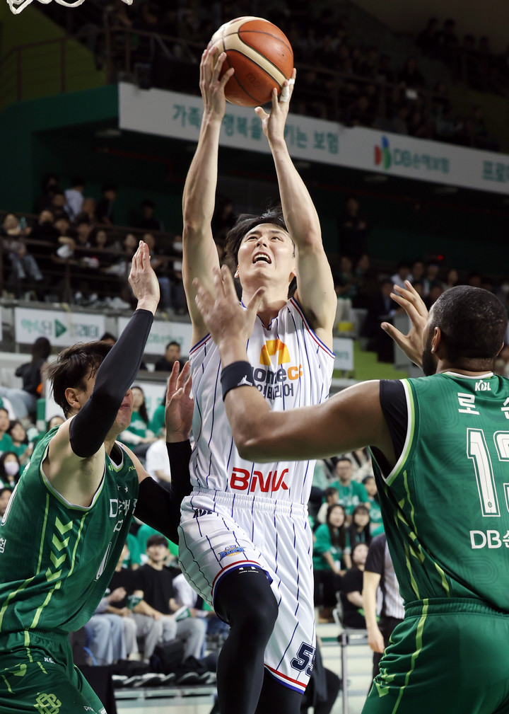 '무서운 기세의 슈퍼팀' KCC, 4강 PO 1차전서 DB 제압...챔프전 진출 확률 78.8% 확보