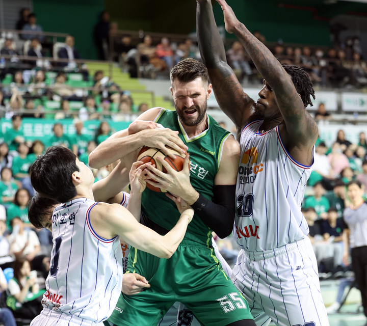 '무서운 기세의 슈퍼팀' KCC, 4강 PO 1차전서 DB 제압...챔프전 진출 확률 78.8% 확보