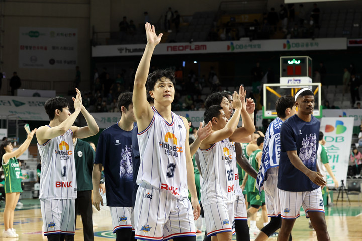 '무서운 기세의 슈퍼팀' KCC, 4강 PO 1차전서 DB 제압...챔프전 진출 확률 78.8% 확보