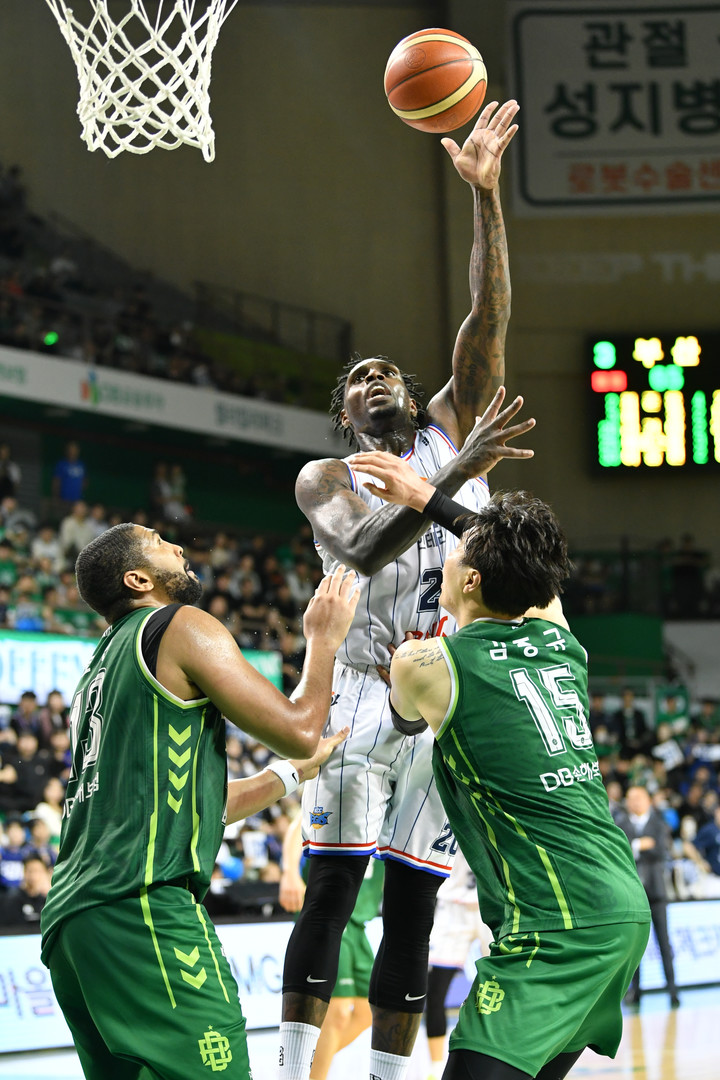 '로슨 32득점 폭발' DB, 4강 PO 2차전서 KCC 꺾고 반격의 1승...'승부는 다시 원점!'