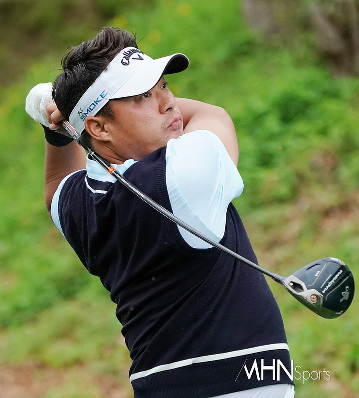 [mhn포토] 티샷하는 이승택 '어디로 가나~'