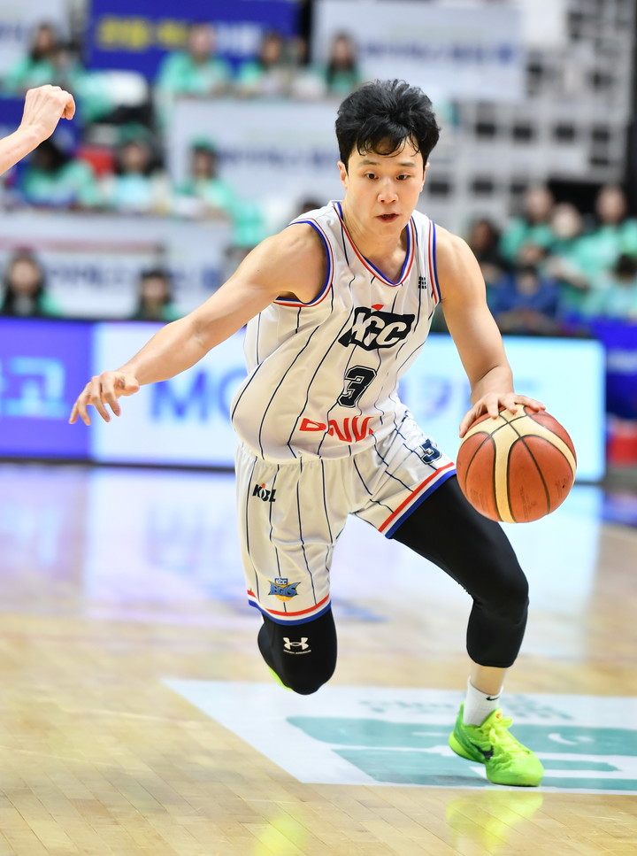 '형 허웅이 먼저 웃었다' KCC, 챔프전 1차전서 17점차 완승...70% 우승 확률 잡아