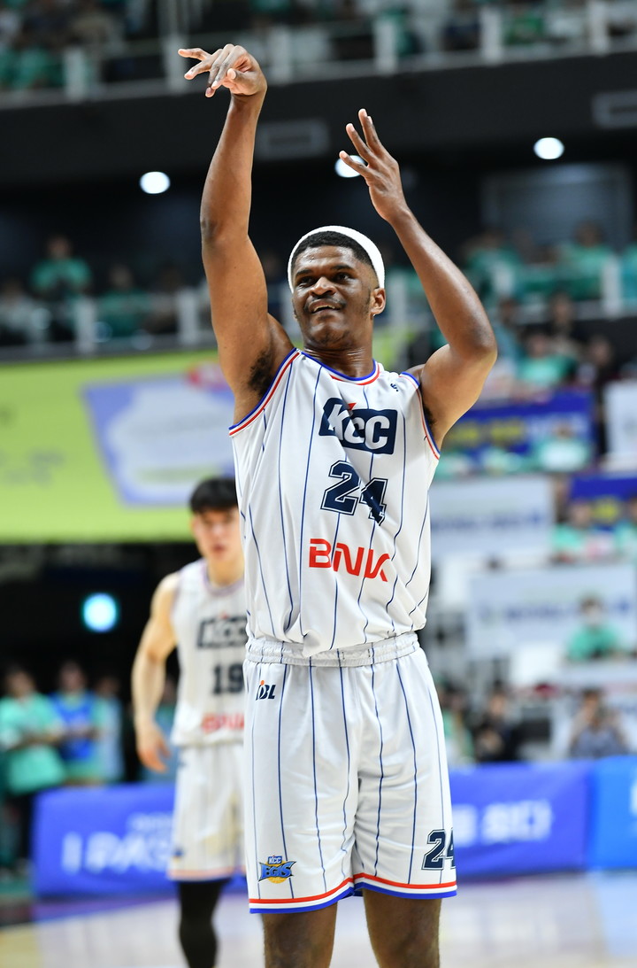 '배스-허훈 58점 합작' KT, 챔피언결정 2차전서 KCC에 12점차 역전극...1승 1패 균형