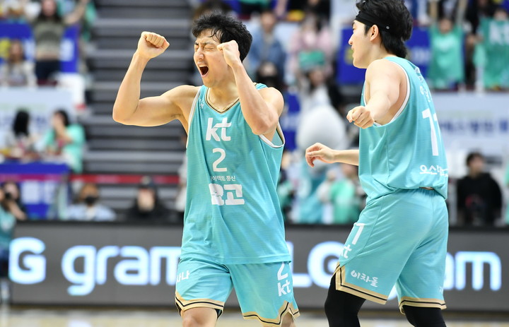 '배스-허훈 58점 합작' KT, 챔피언결정 2차전서 KCC에 12점차 역전극...1승 1패 균형