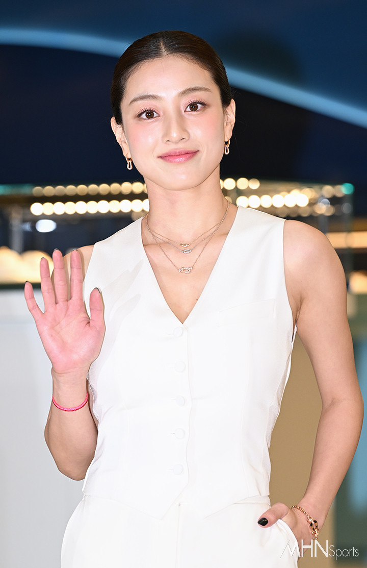 트와이스 지효, '화이트 심플룩?' 미모로 화려해져...'너무 예쁘잖아'