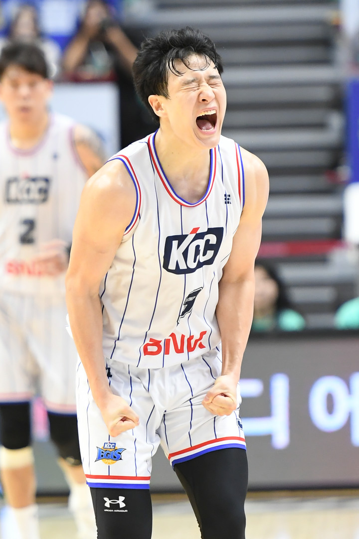 '결국 슈퍼팀이 해냈다' KCC, KT 꺾고 챔프전 우승...역대 최초 정규리그 5위팀 정상 등극