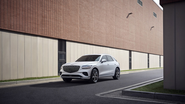 '한층 더 진화한 세련미' 제네시스, GV70 부분 변경 모델 출시...MLA 헤드램프-27인치 디스플레이 적용