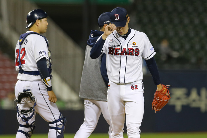 볼넷-볼넷-볼넷 '제구 난조' 두산 김유성, 1.1이닝 2실점 결국 조기 강판 [잠실에서mhn]