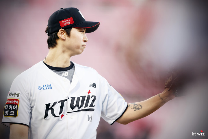 KT 엄상백, 6이닝 2실점 7삼진 호투에도 '패전 위기' [수원에서mhn]