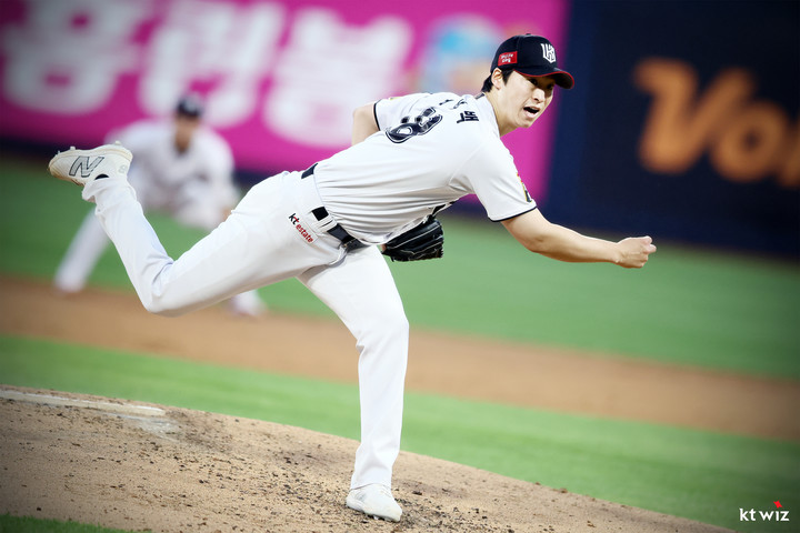 KT 엄상백, 6이닝 2실점 7삼진 호투에도 '패전 위기' [수원에서mhn]
