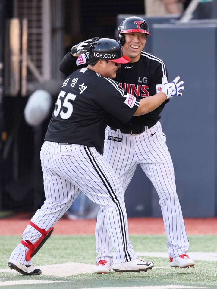 '범바오 너무 소중해' 김범석 데뷔 첫 연타석 홈런 LG, 7-6 KT 꺾고 짜릿한 위닝시리즈 달성 [수원에서mhn]