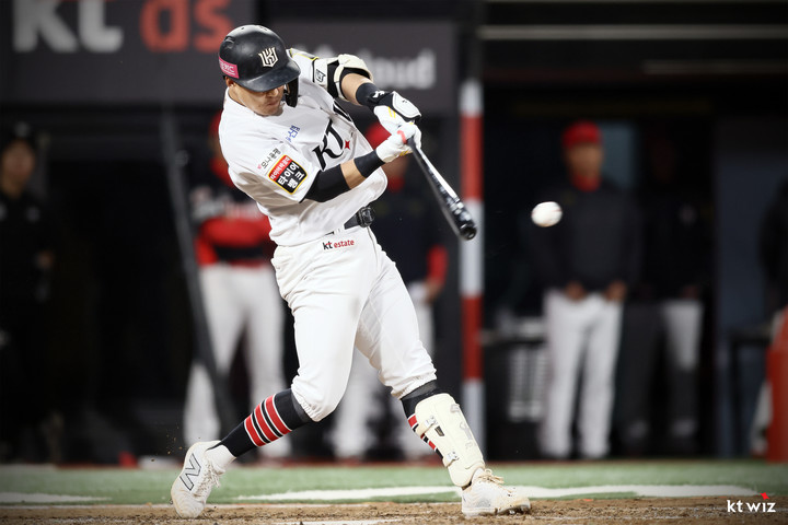 '범바오 너무 소중해' 김범석 데뷔 첫 연타석 홈런 LG, 7-6 KT 꺾고 짜릿한 위닝시리즈 달성 [수원에서mhn]