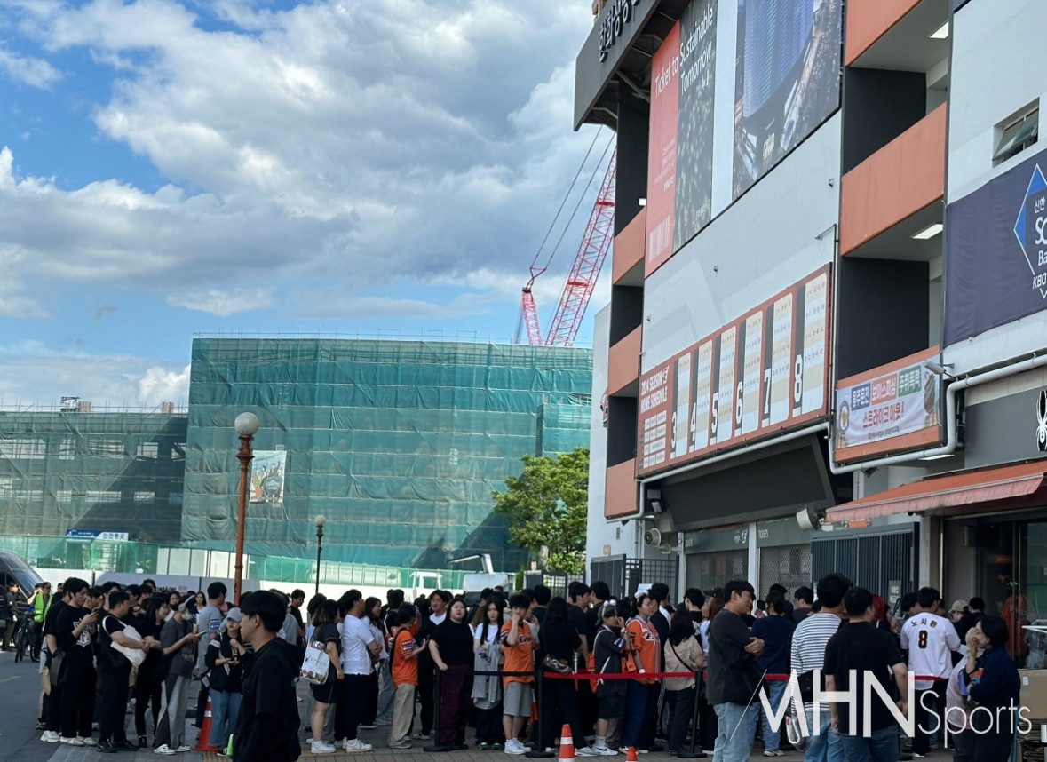 '못해도, 변함없는 한화 팬심' 좌석 90% 매진, 이들은 선수 곁을 떠나지 않는다 [대전에서mhn]