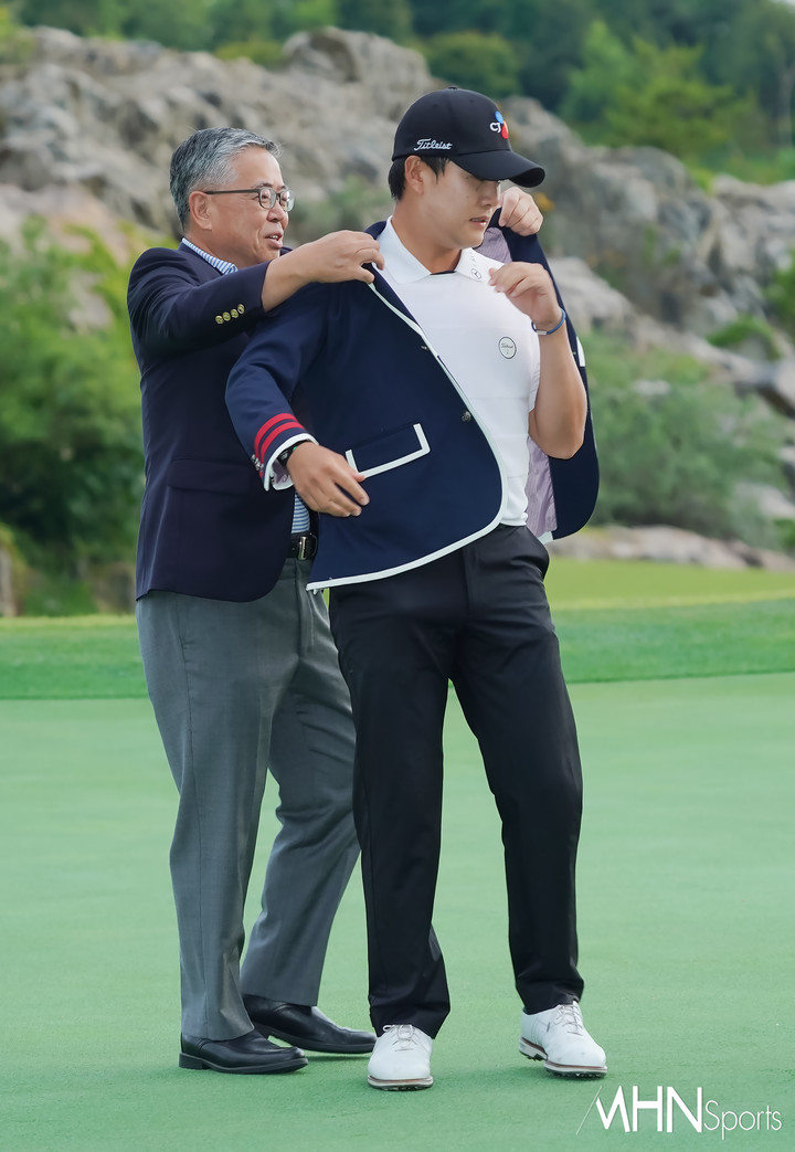 [mhn포토] 김민규 'KPGA 김원섭 회장이 챔피언 재킷을~'