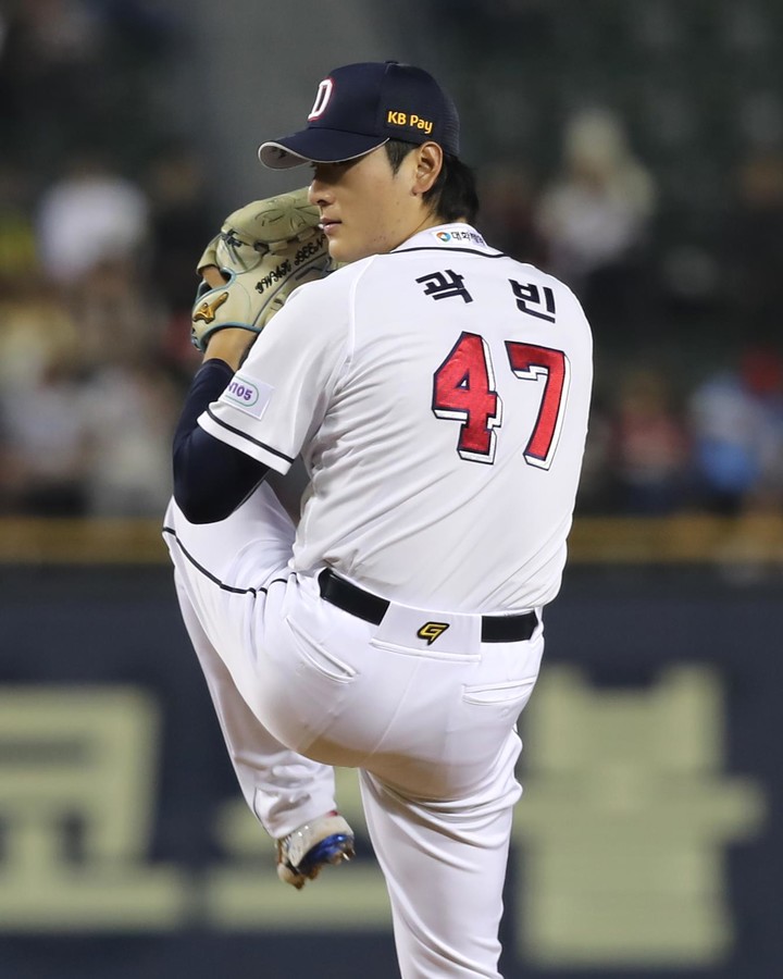 [공식] '폼 미쳤다' 곽빈, 8년만에 국내 투수로 월간 MVP 선정 쾌거